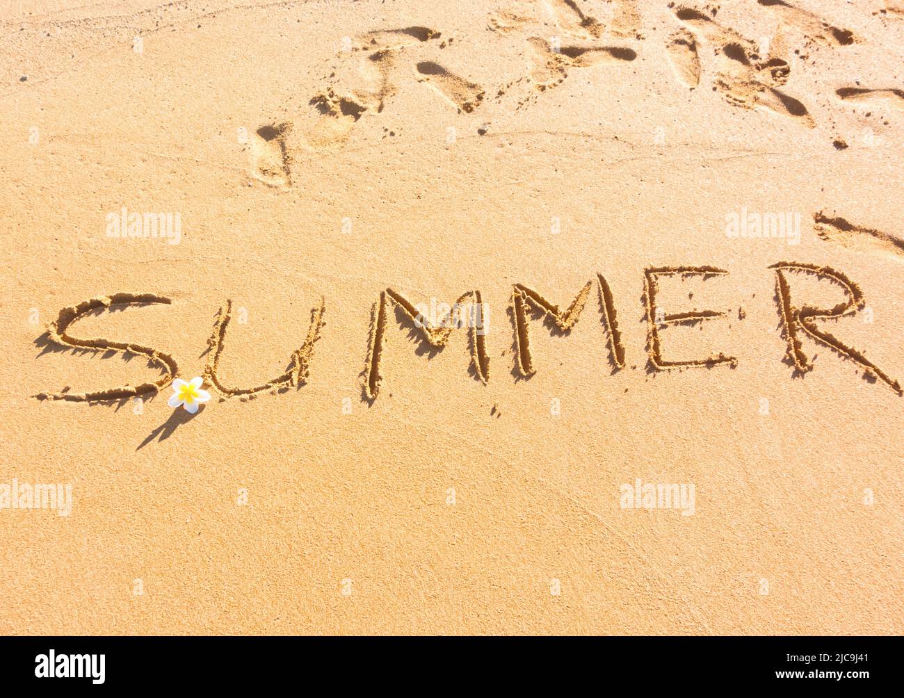Word Summer handwritten on the sea sand Stock Photo - Alamy