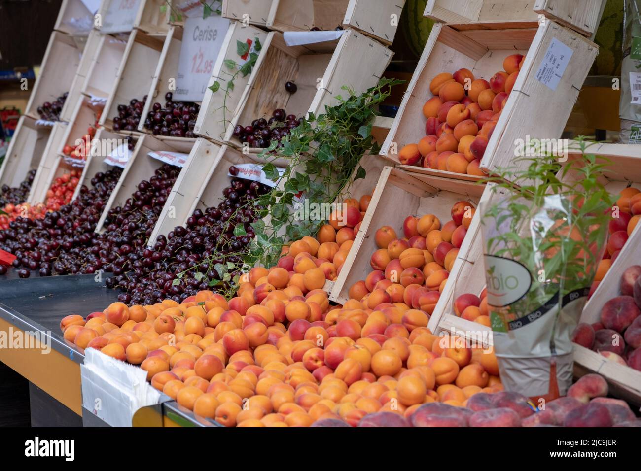 Traditional market street paris hi-res stock photography and images - Alamy