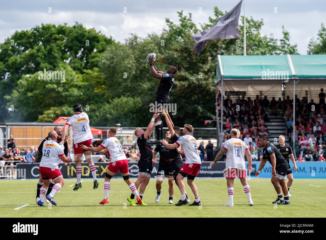 Maro Itoje #4 of Saracens wins the line out Stock Photo - Alamy