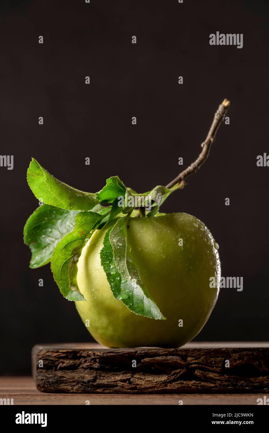 Raw Granny Smith apples. Green fresh fruits on dark background Stock ...