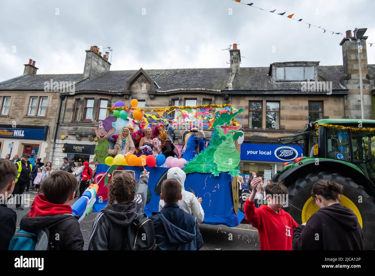 Strathaven, Scotland, UK. 11th June, 2022. Strathaven Gala makes a ...