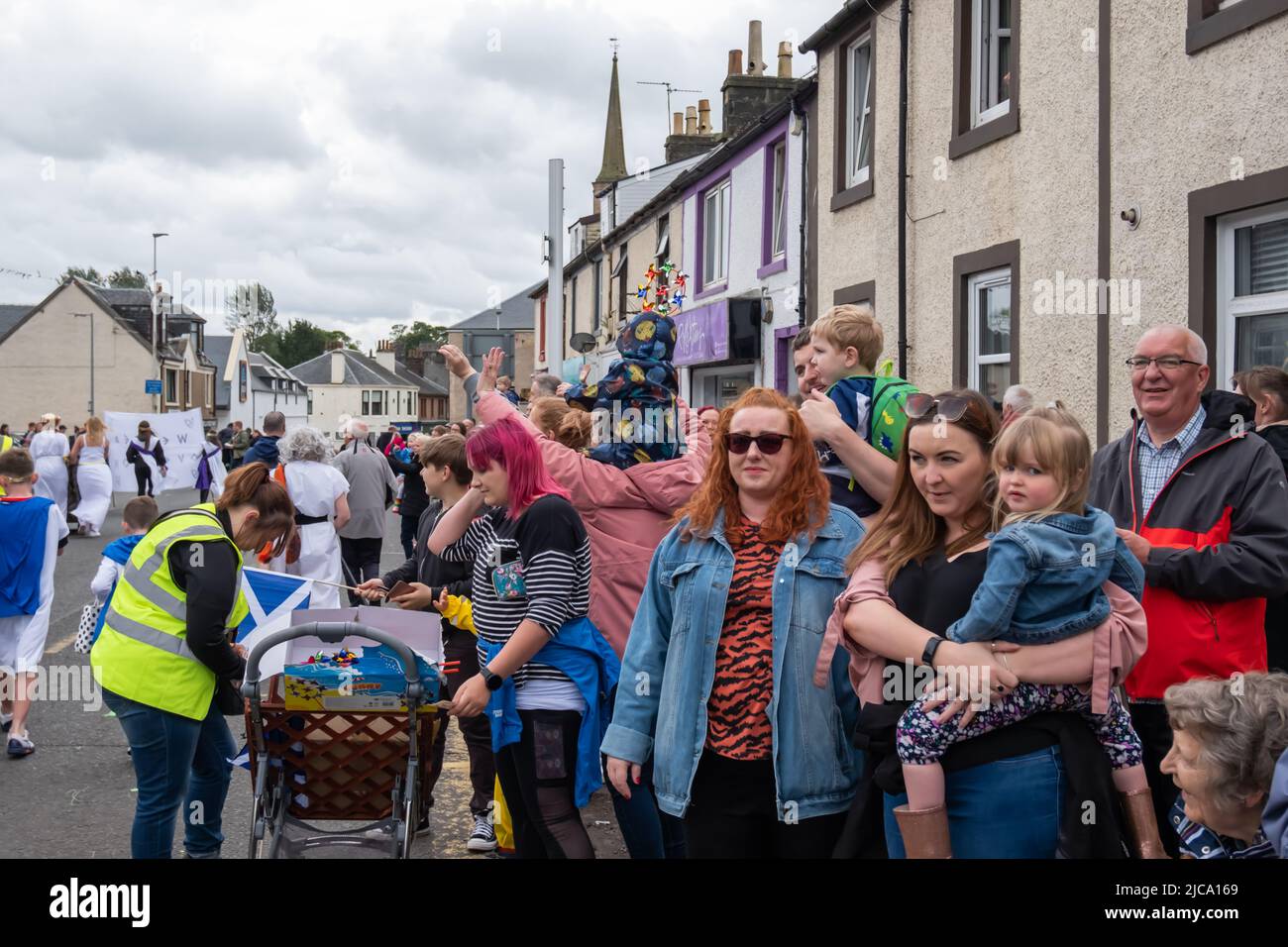 Strathaven, Scotland, UK. 11th June, 2022. Members of the public watch ...