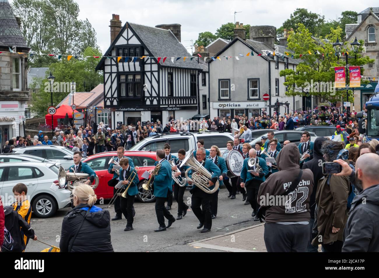 Strathaven, Scotland, UK. 11th June, 2022. Strathaven Gala makes a ...