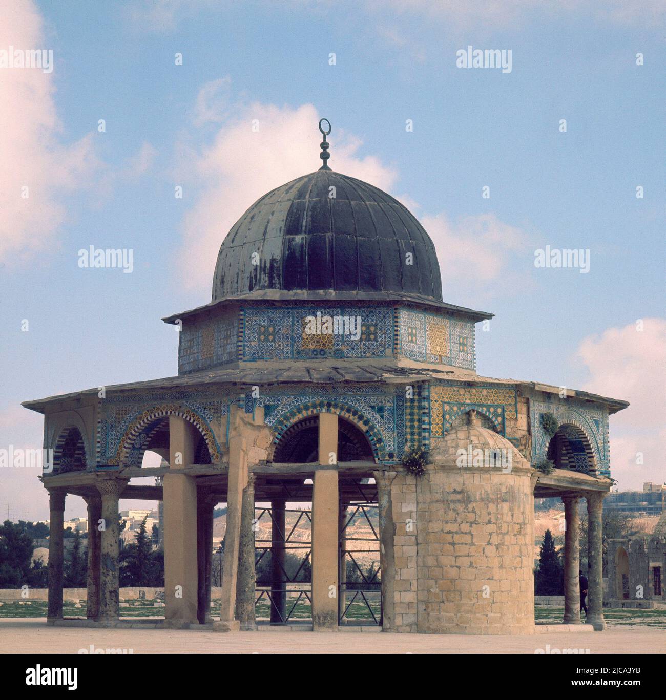 TEMPLETE-MEZQUITA DE ROCA ARABE - FOTO AÑOS 60. Location: MEZQUITA DE ...