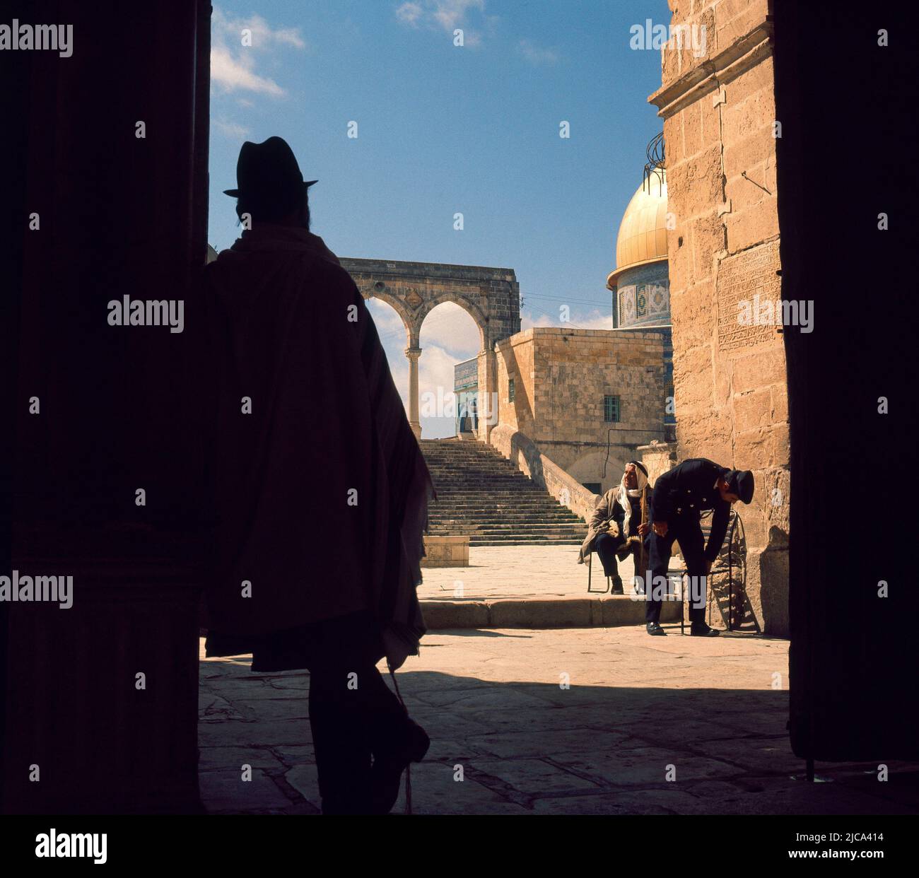 Puerta en roca hi-res stock photography and images - Alamy