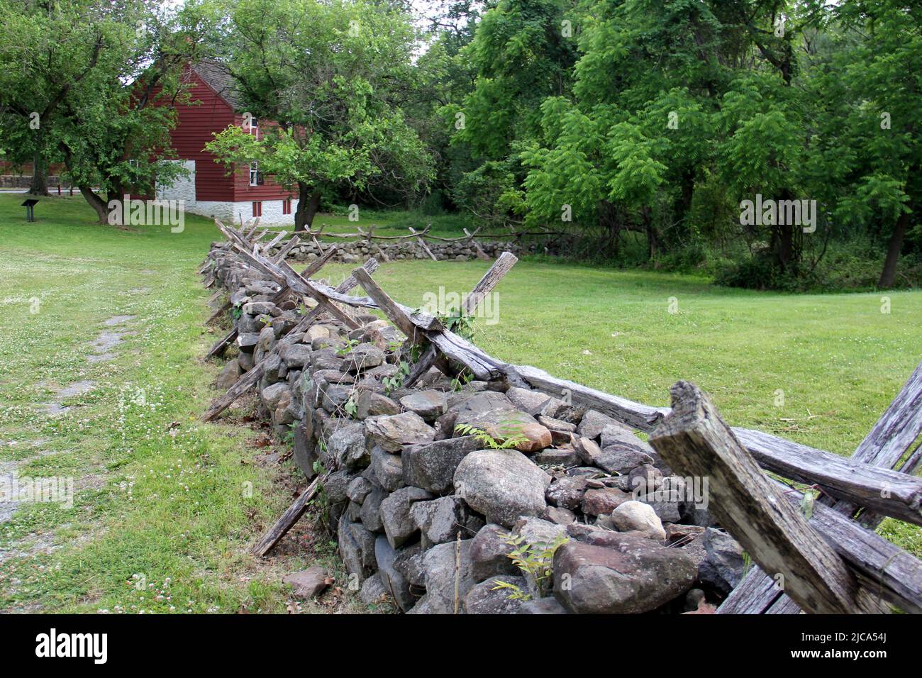 Old stone fence by the Christopher House, Historic Richmond Town ...