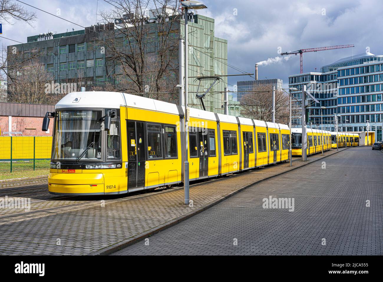 Strassenbahnen im Berliner Strassenverkehr Stock Photo - Alamy
