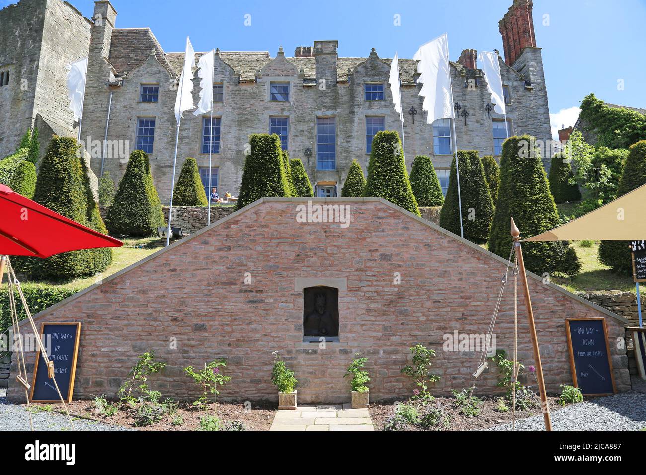 Richard Booth ('King of Hay') Memorial at Hay Castle, Hay-on-Wye ...