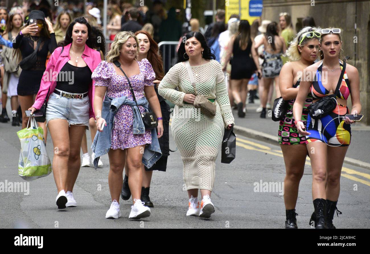 Female music fans hi-res stock photography and images - Alamy