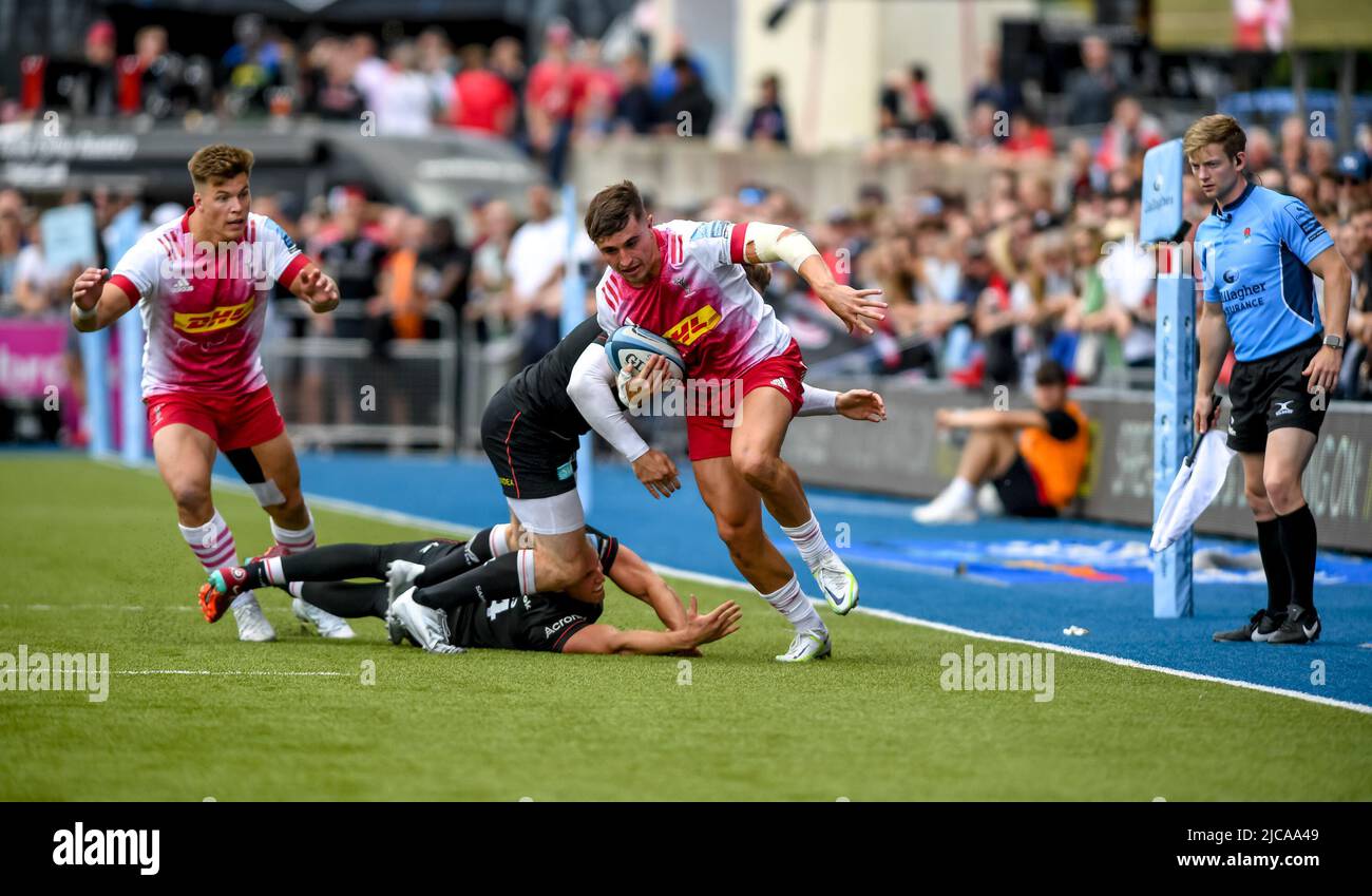 Cadan Murley of Harlequins evades the tackle of Max Malins of Saracens ...