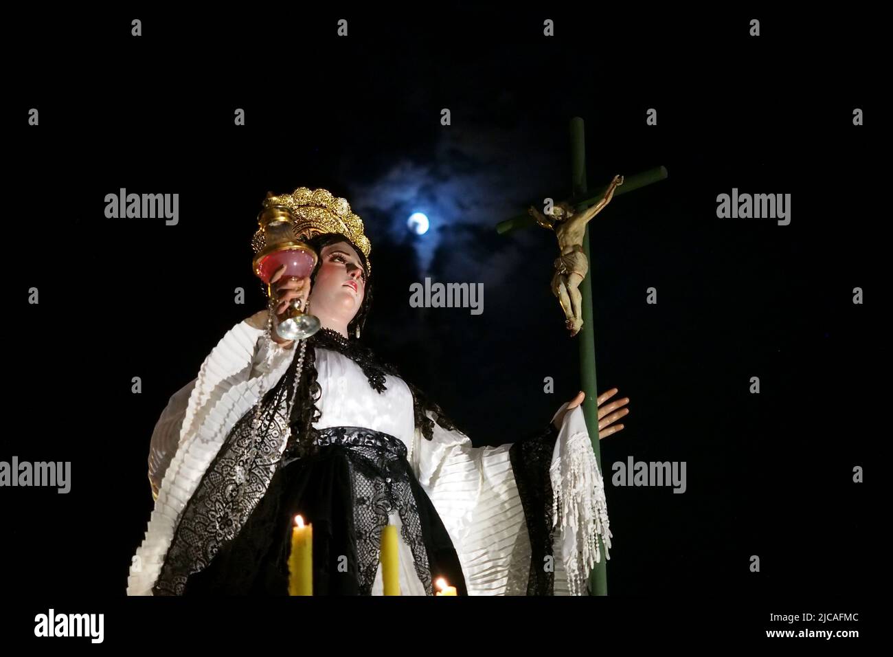 Lima, March 22, As every year at Easter, wrapped in vapors of incense ...