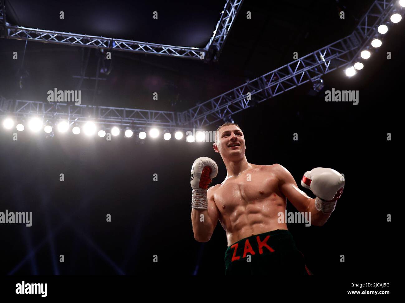 Zak Chelli celebrates victory over Germaine Brown in the super ...