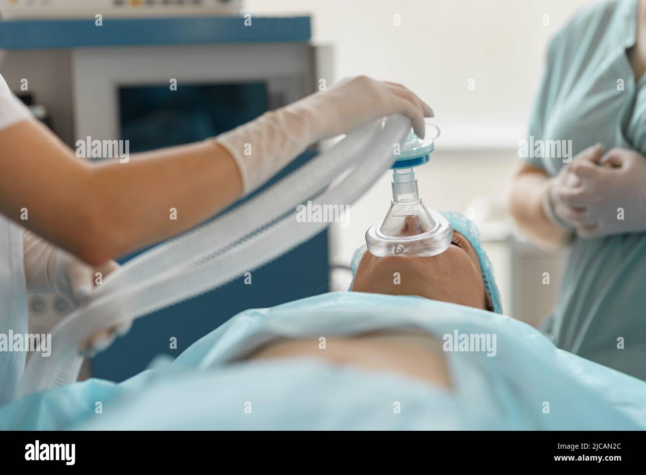 Close up hands of doctor anesthesiologist holding breathing mask on ...