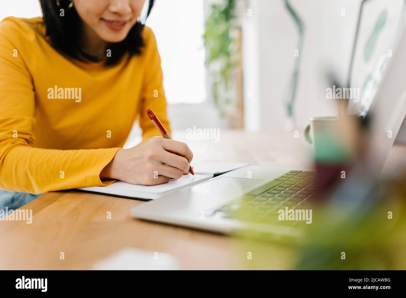 Young lady writing note hi-res stock photography and images - Alamy