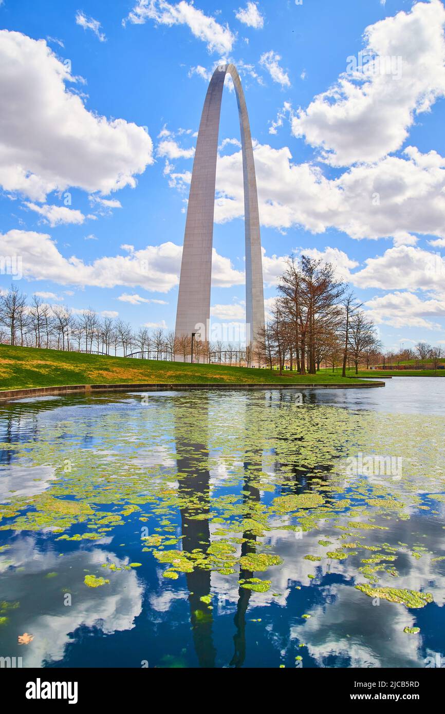 St louis gateway arch lake hi-res stock photography and images - Alamy