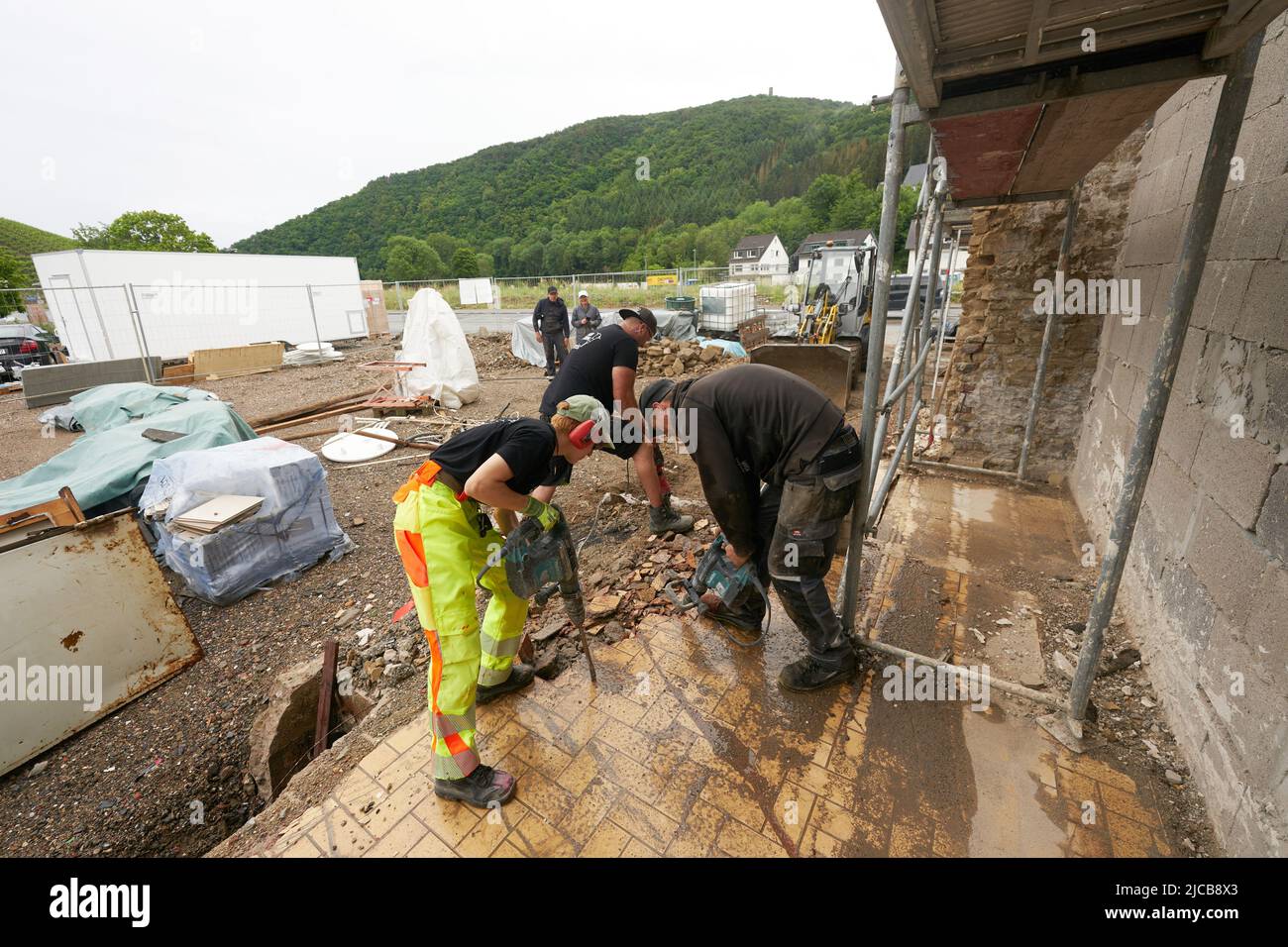 Dernau, Germany. 08th June, 2022. Anny, Dennis and Pomp from "Team ...