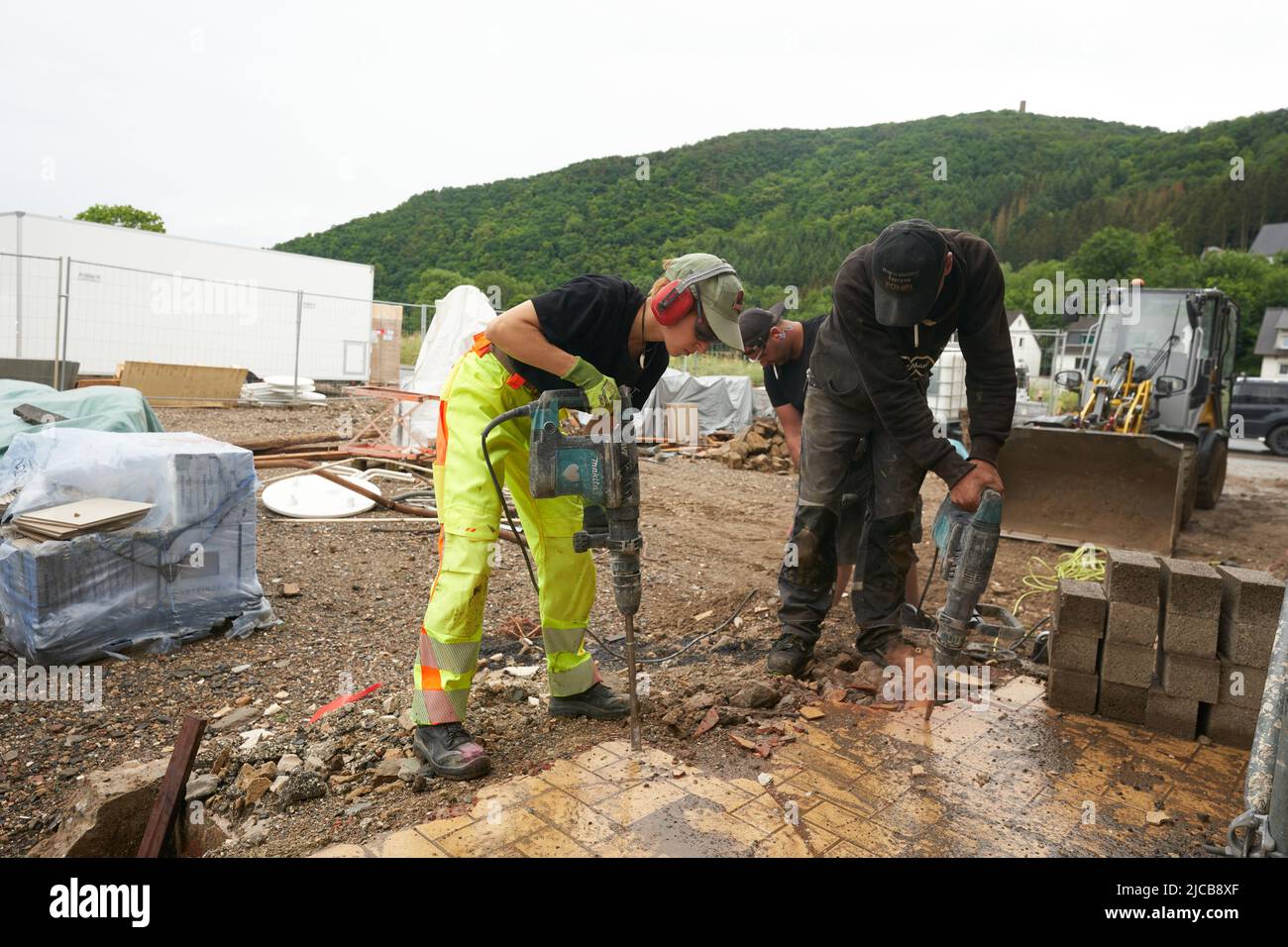 Dernau, Germany. 08th June, 2022. Anny (l-r), Pompi and Dennis from ...
