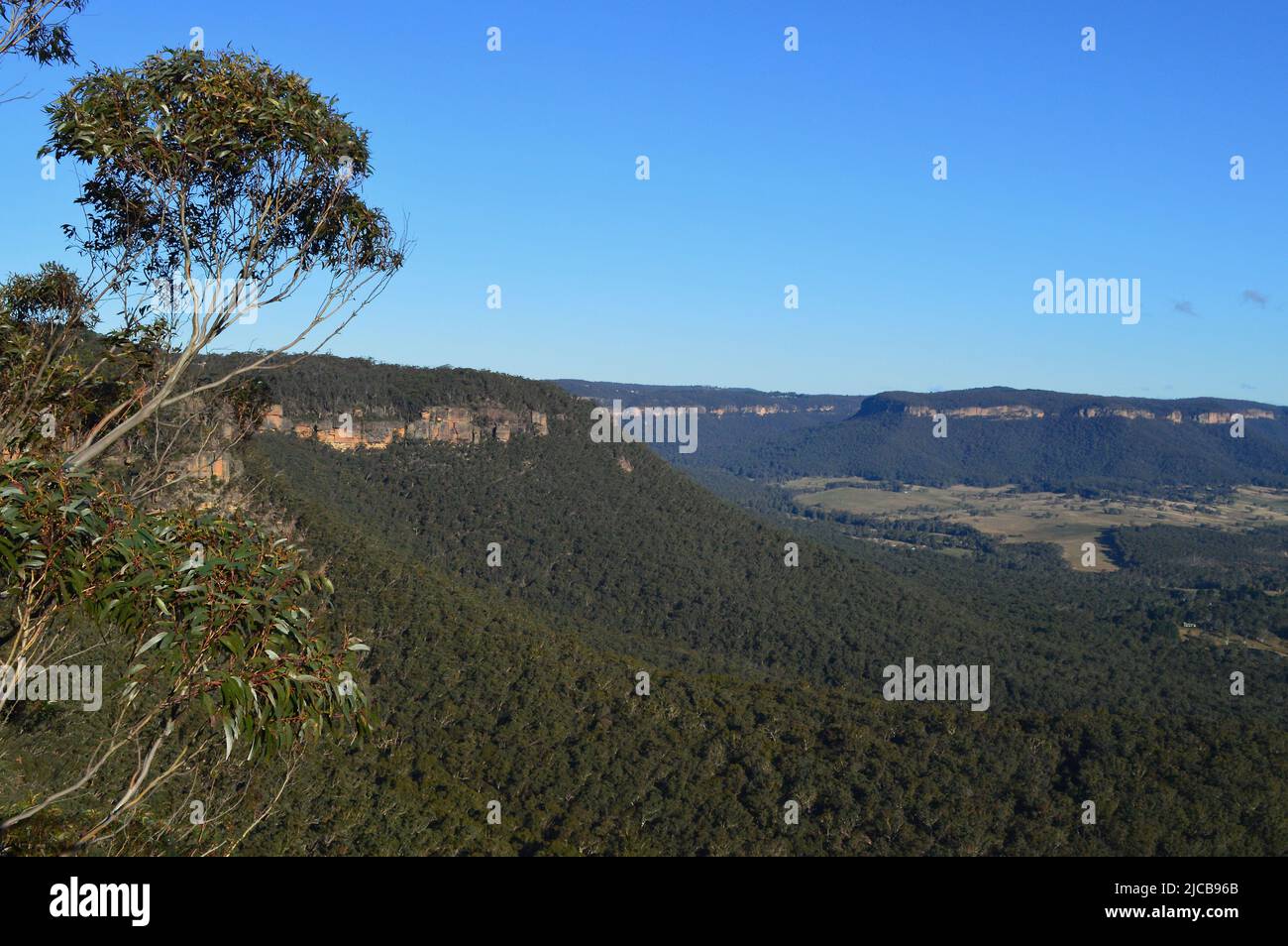 A view from Mitchell Pass Lookout at Mt Victoria in the Blue Mountains ...