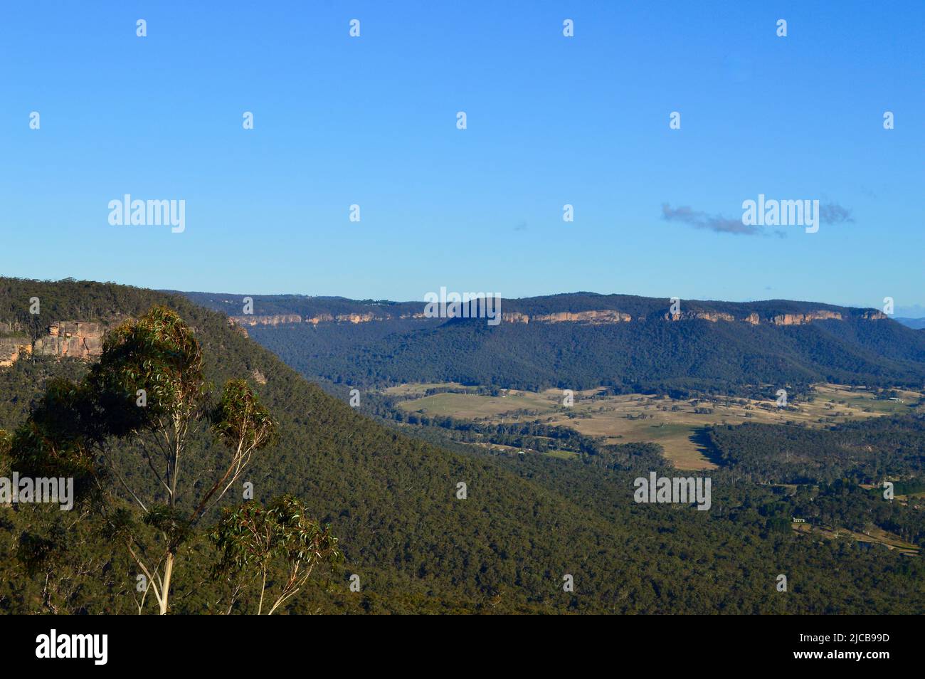 A view from Mitchell Pass Lookout at Mt Victoria in the Blue Mountains ...