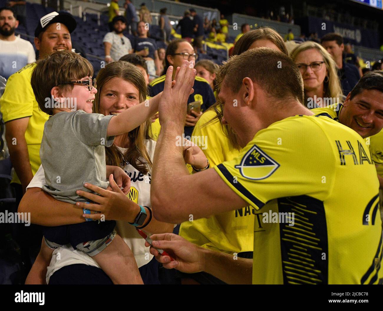 High fives young fan hi-res stock photography and images - Alamy