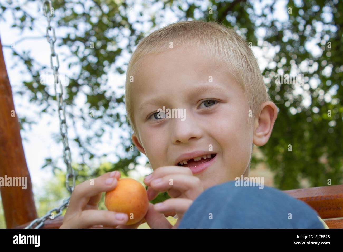 Toothless smiling boy hi-res stock photography and images - Alamy
