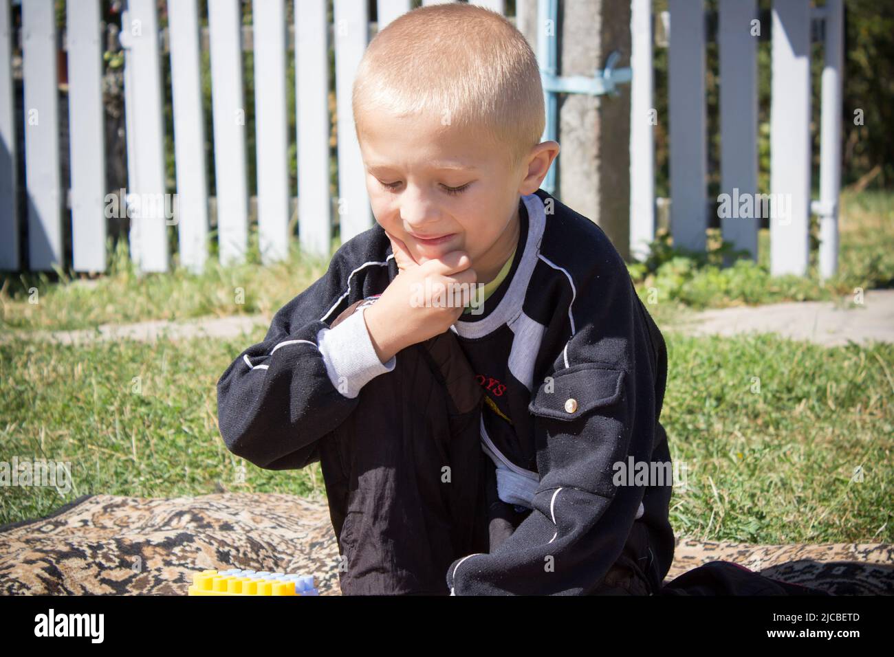 Child touching head hi-res stock photography and images - Alamy