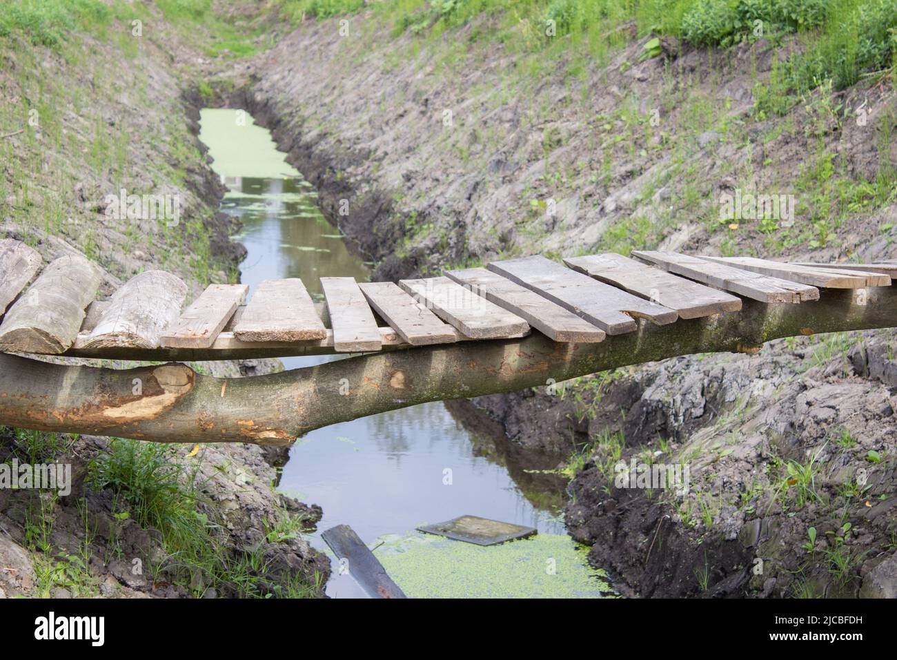 Footbridge across water hi-res stock photography and images - Alamy