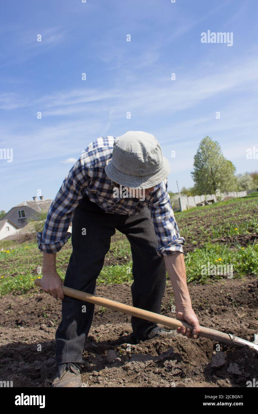 Old man digging ground hi-res stock photography and images - Alamy