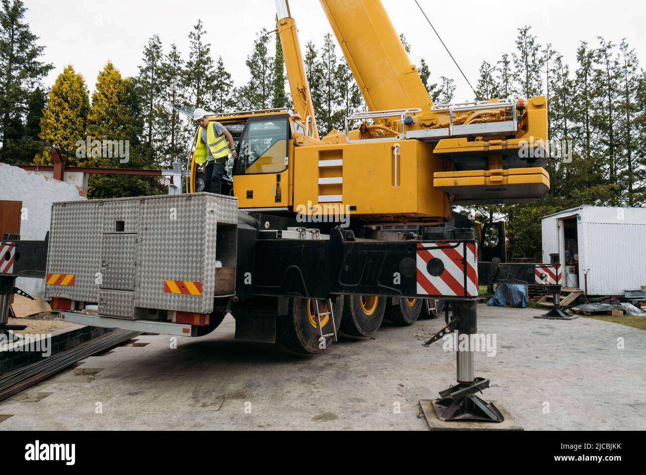 Hydraulic man lift crane hi-res stock photography and images - Alamy