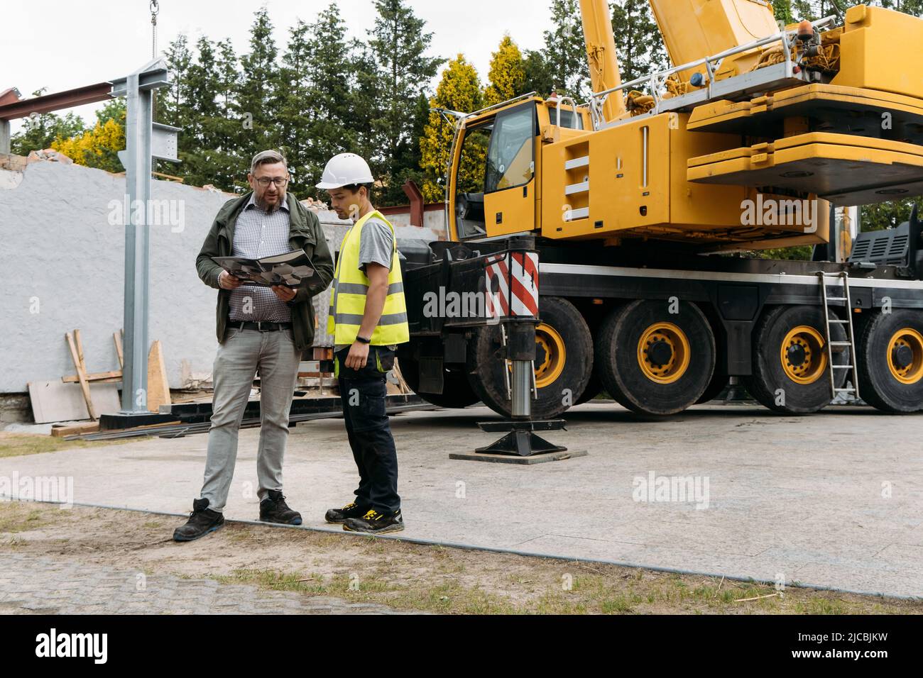 Foreman and customer or client agree about future building work on ...