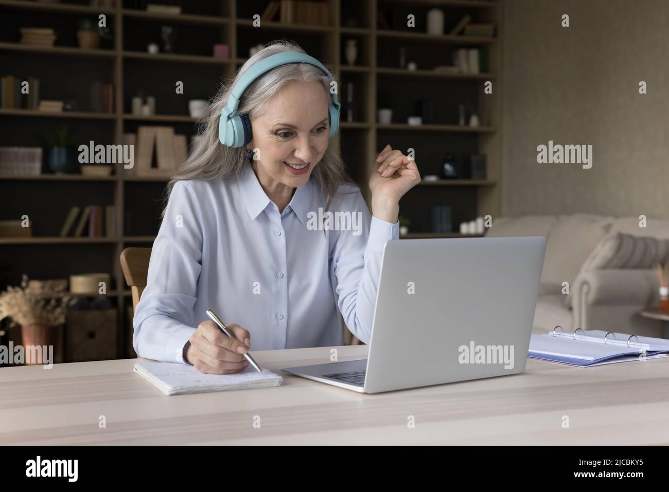 Listen to the notes hi-res stock photography and images - Alamy