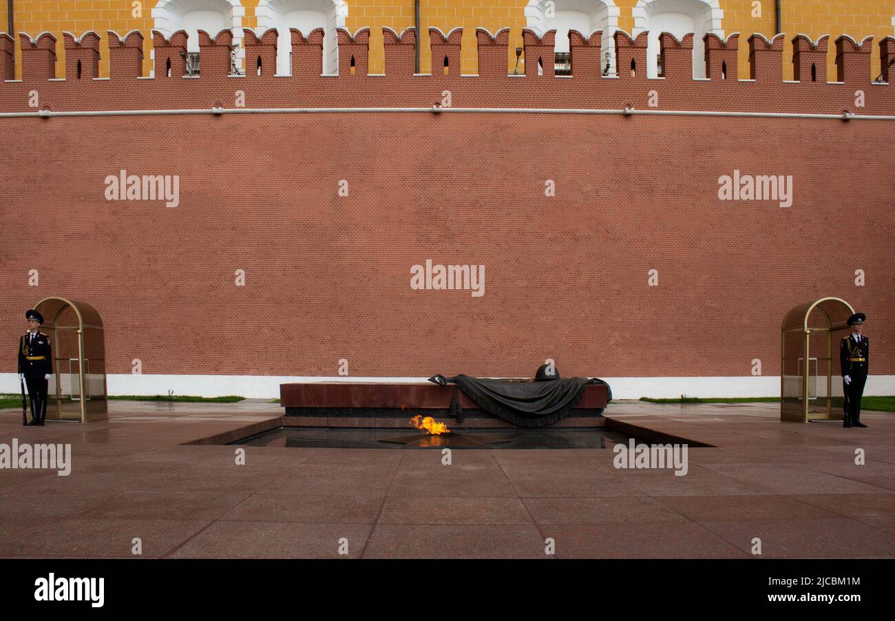 Soldiers of the Kremlin Regiment stand guard at the Eternal flame ...