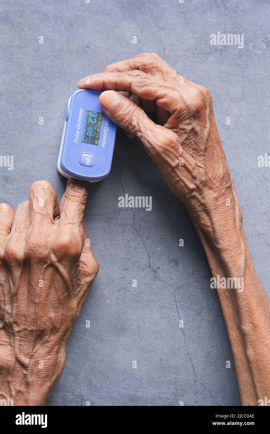 senior young women hand using pulse oximeter Stock Photo - Alamy