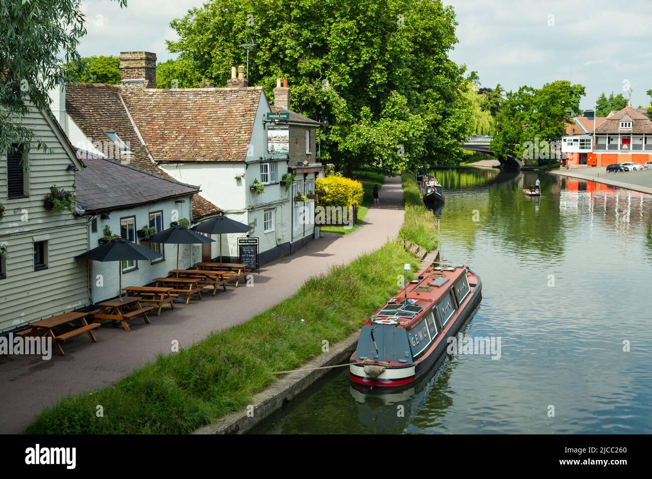 Spring day at a riverside pub in Cambridge, England Stock Photo - Alamy