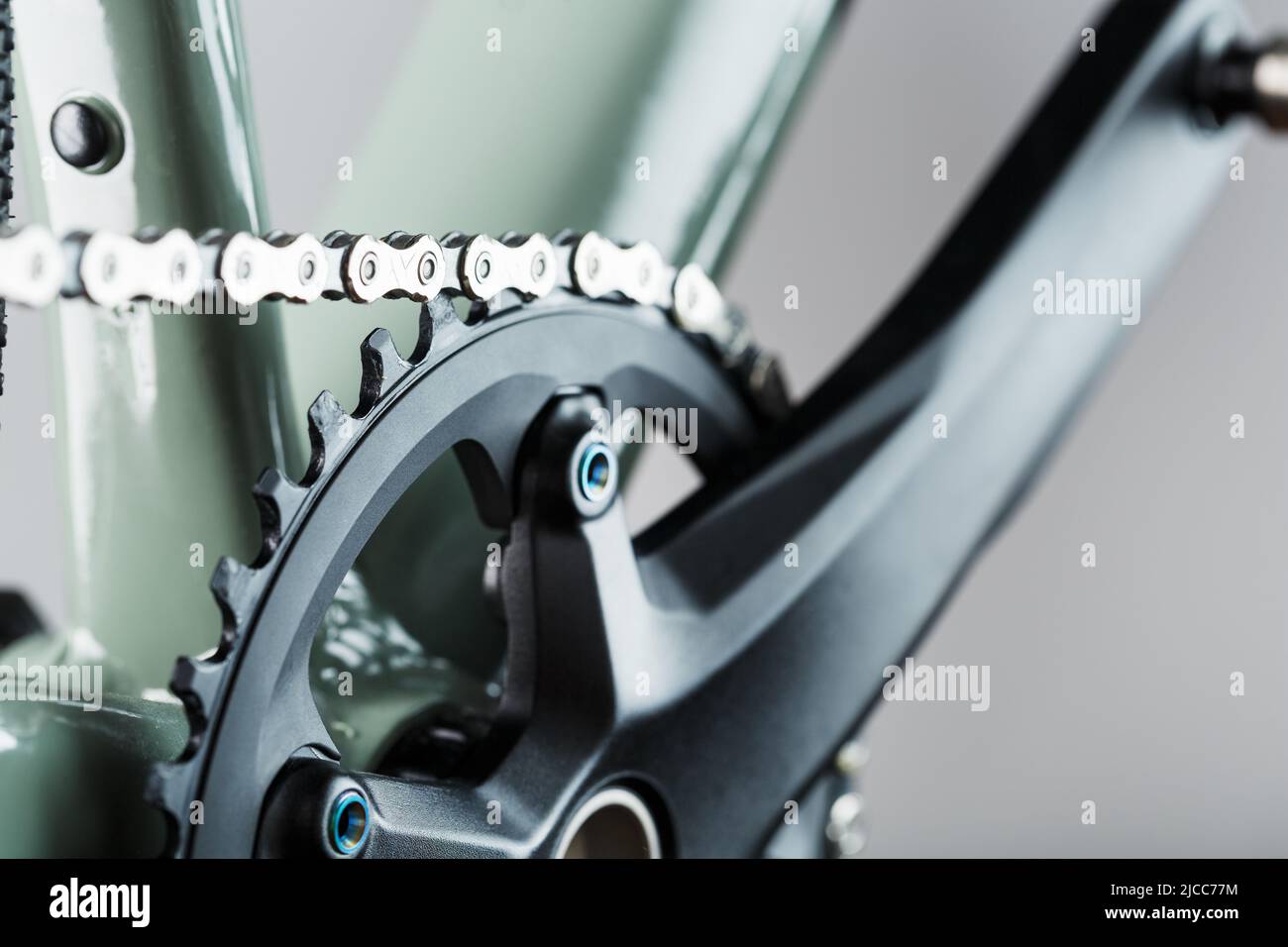 Bicycle crank system with chain close-up, mechanism for repair and ...