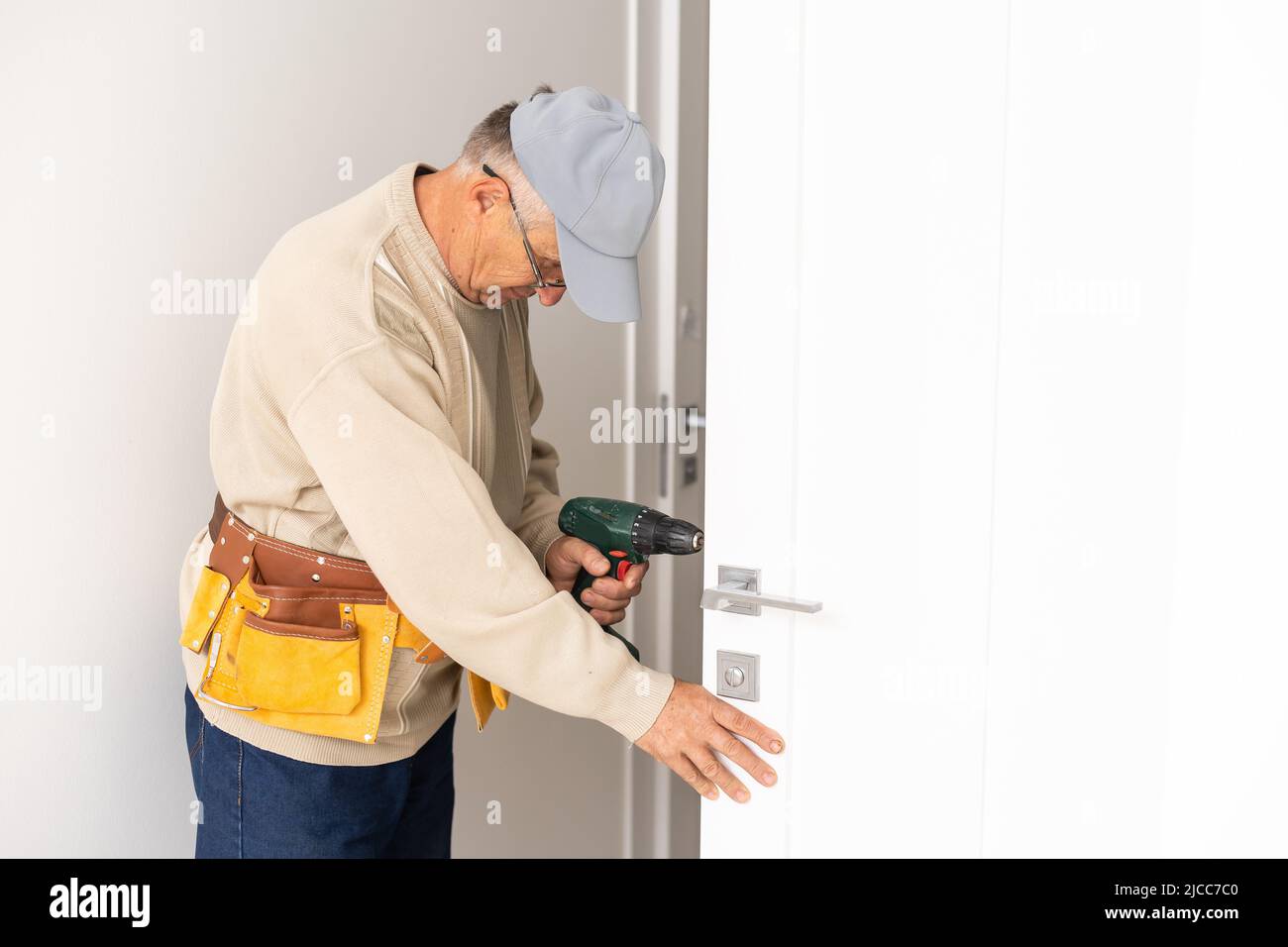 Worker repairs windows hi-res stock photography and images - Alamy