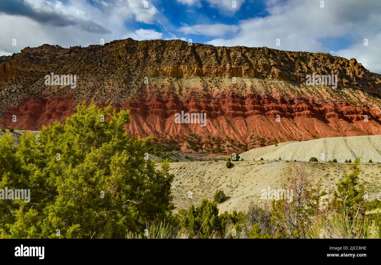 Red layered rocks hi-res stock photography and images - Alamy
