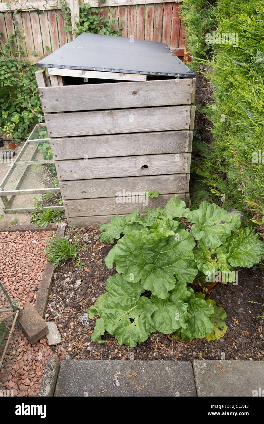 Compost wood bin hi-res stock photography and images - Alamy
