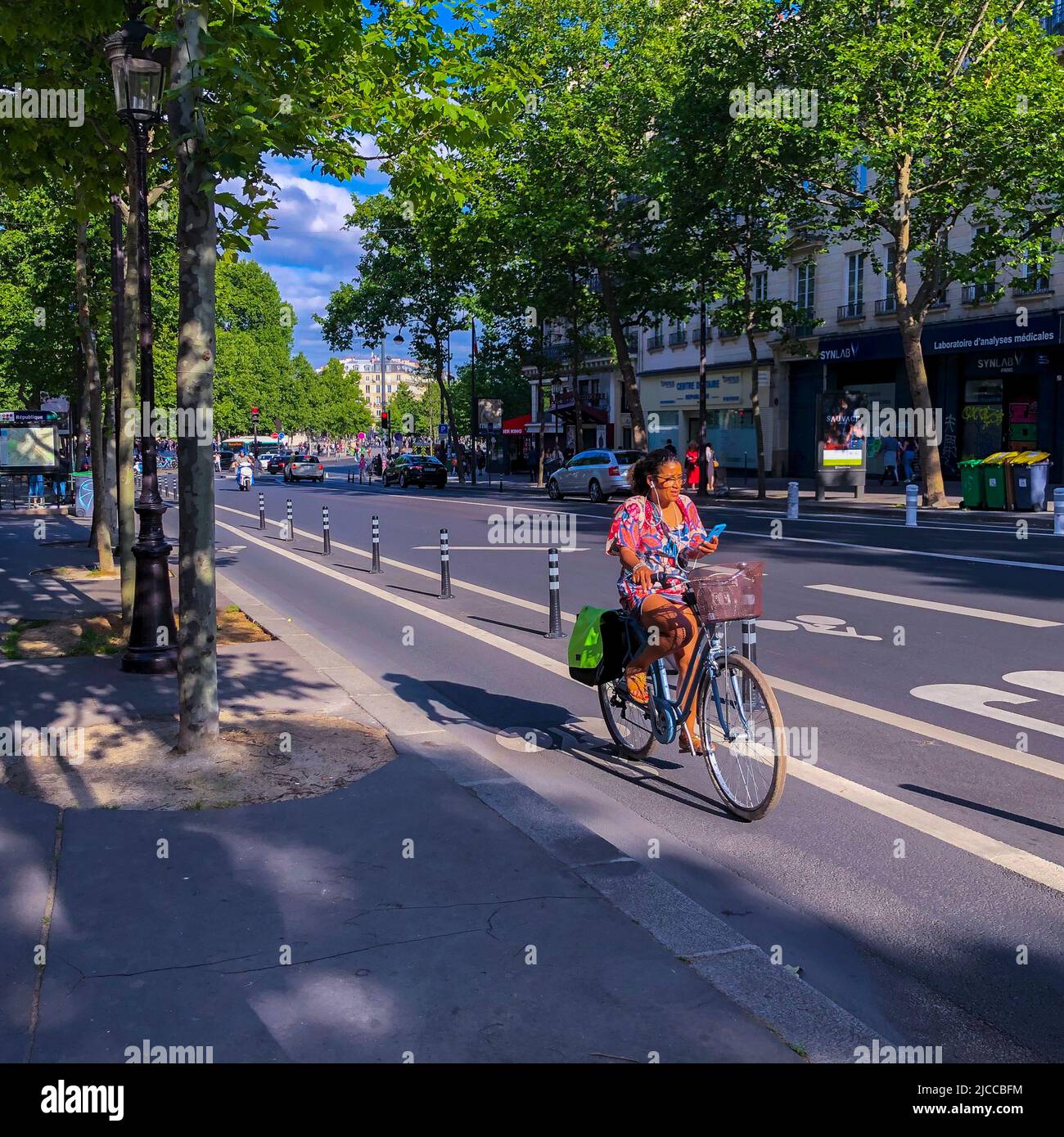 Paris cycling path hi-res stock photography and images - Alamy