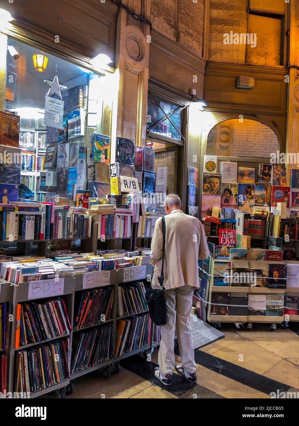 Vintage book shop hi-res stock photography and images - Alamy