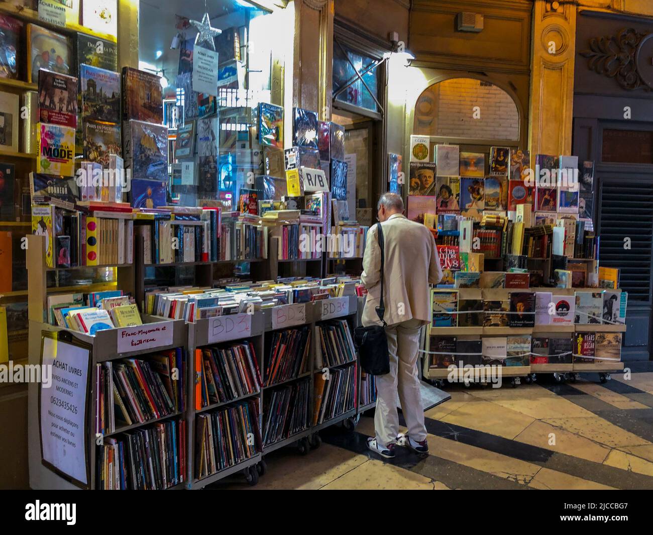 Vintage book shop hi-res stock photography and images - Alamy