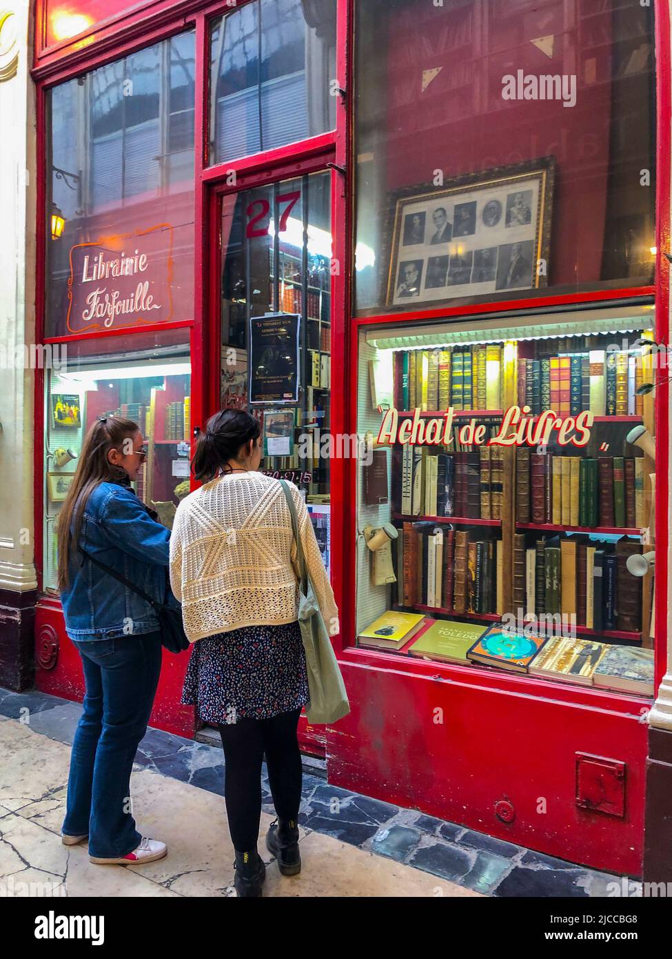 Book shop front paris hi-res stock photography and images - Alamy