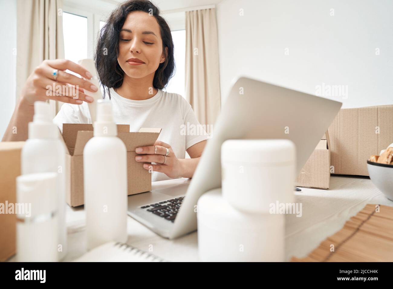 Cosmetic store employee hi-res stock photography and images - Alamy