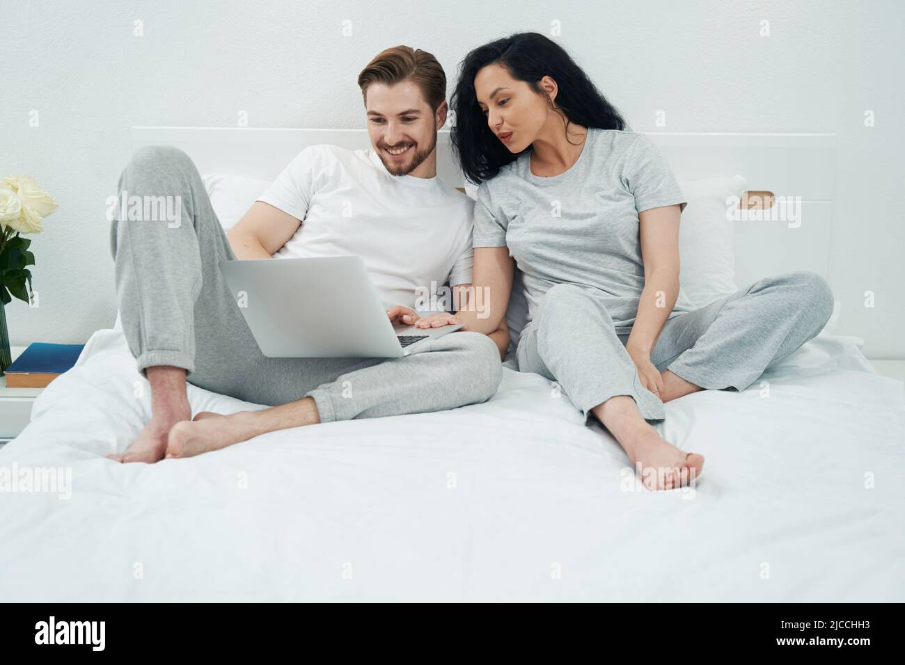 People watching computer screen hi-res stock photography and images - Alamy