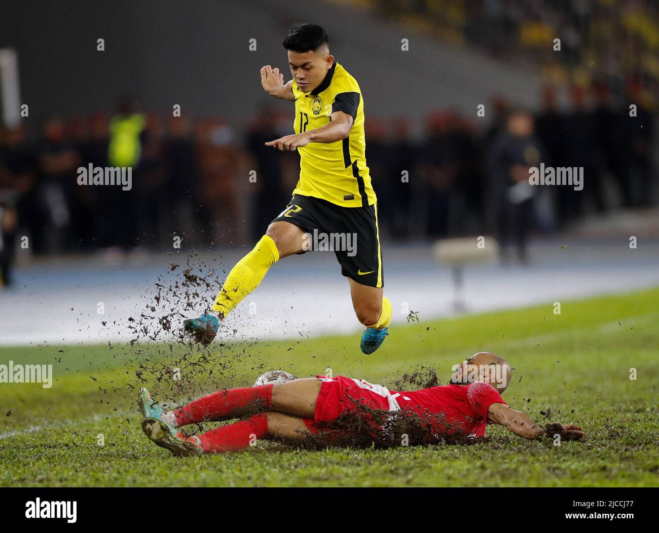 Arif Aiman Hanapi (L) of Malaysia and Rashed Khalil Alhooti of Bahrain ...