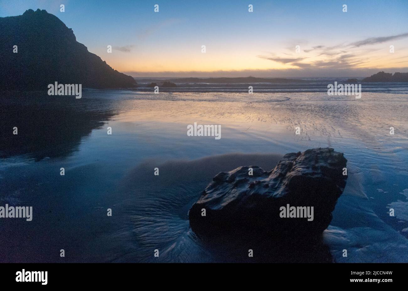 Sunset at Pfeiffer Beach, near Big Sur, showing the keyhole rock Stock ...
