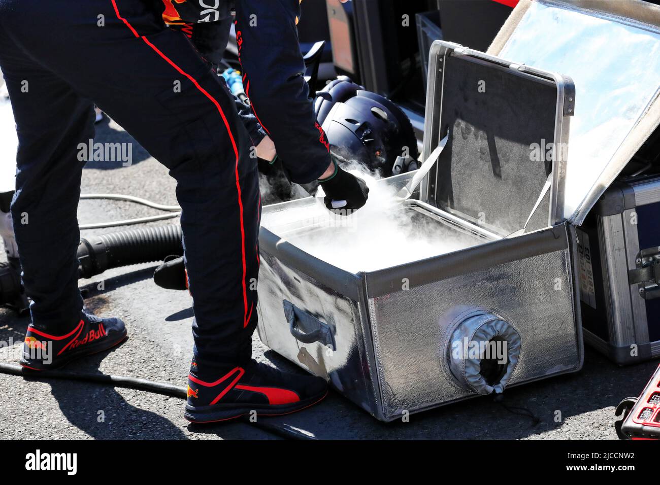 Red bull racing mechanic hi-res stock photography and images - Alamy