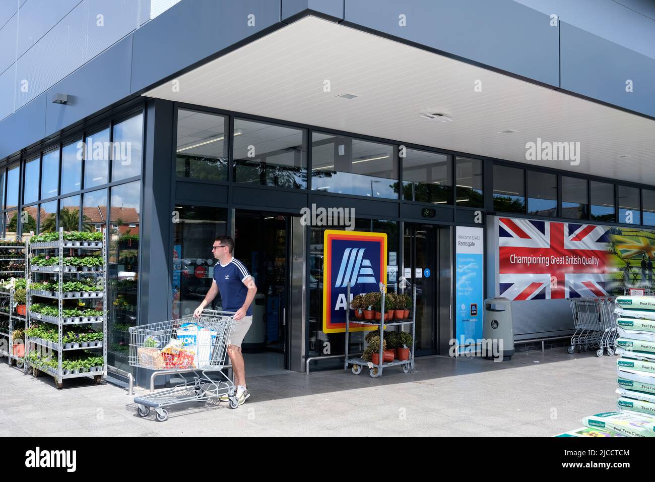 Aldi trolley hi-res stock photography and images - Alamy