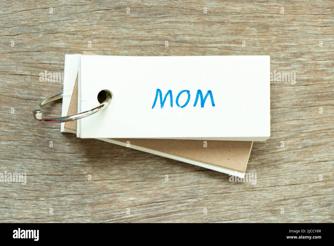 Flash card with handwriting word mom on wood background Stock Photo - Alamy