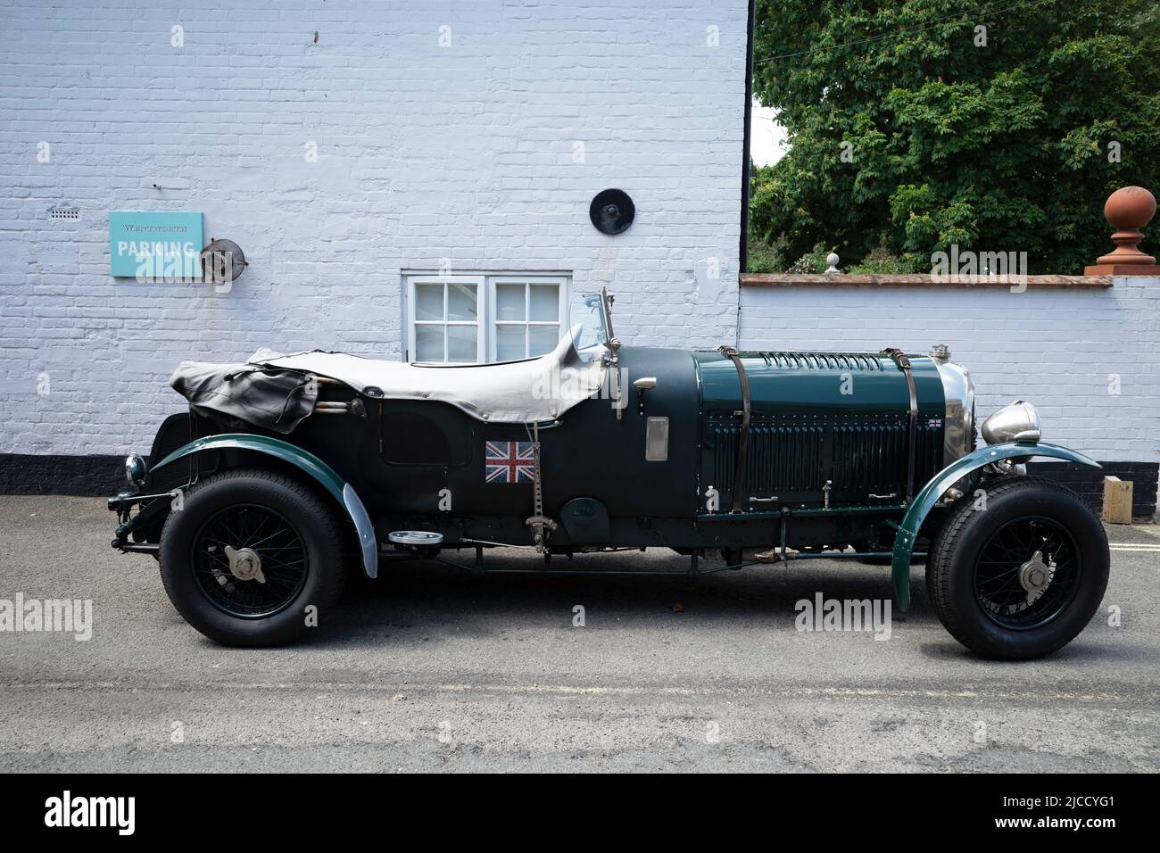 Vintage bentley racing cars hi-res stock photography and images - Alamy